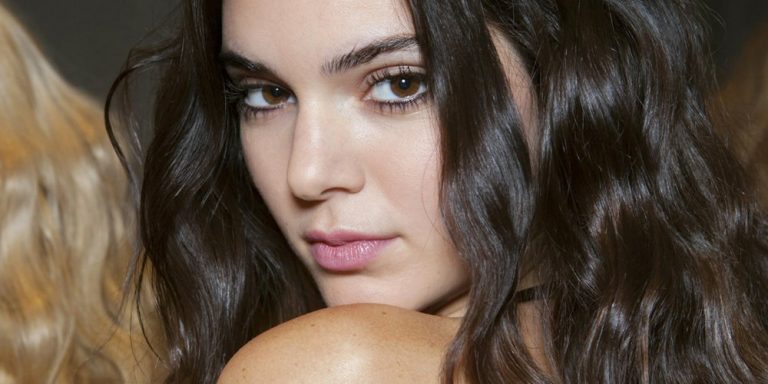 Le brushing bouclé, un choix de coiffure porté vers le charme et le ...