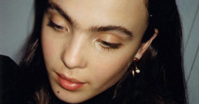 Le monosourcil : est-il un symbole de la femme libérée